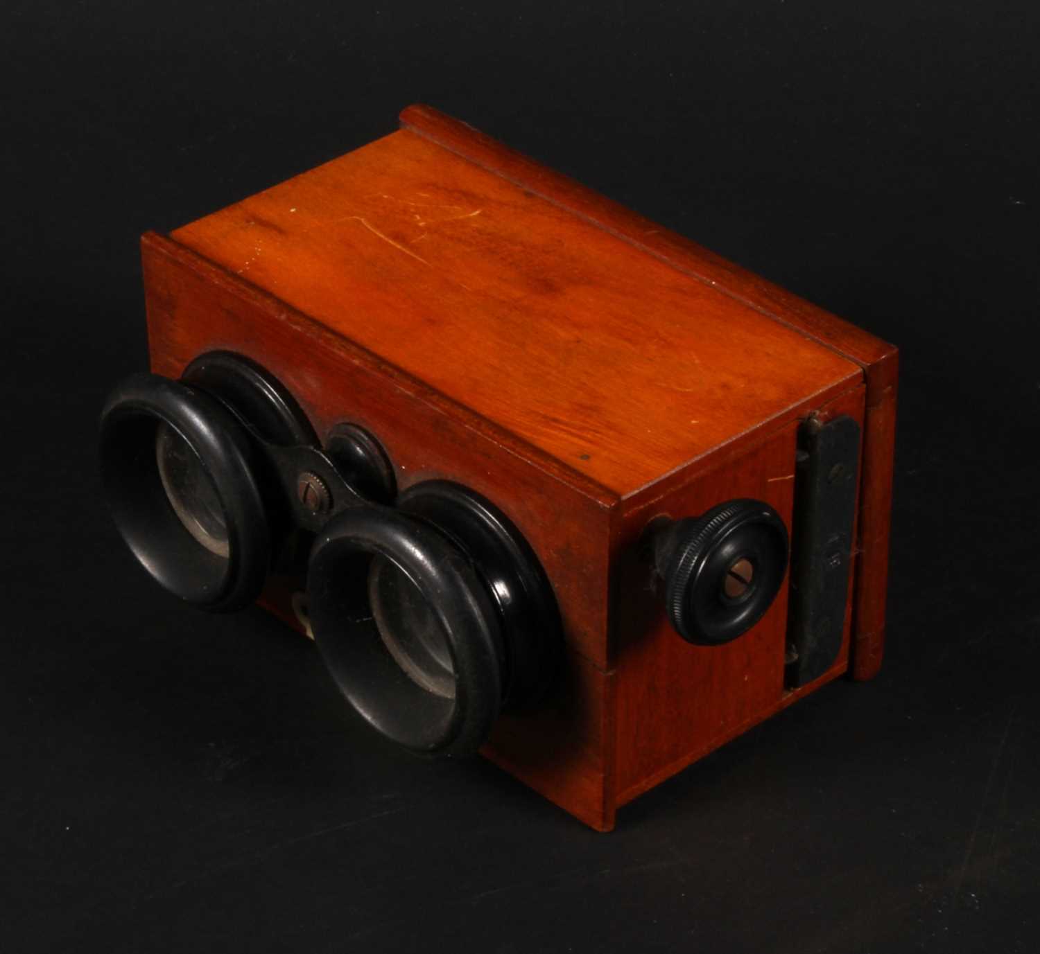 Lot 658 - A French Vérascope Richard stereoscope